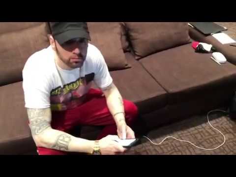 Em novo vídeo, Eminem está no Twitter pelo celular e diz que irá ...