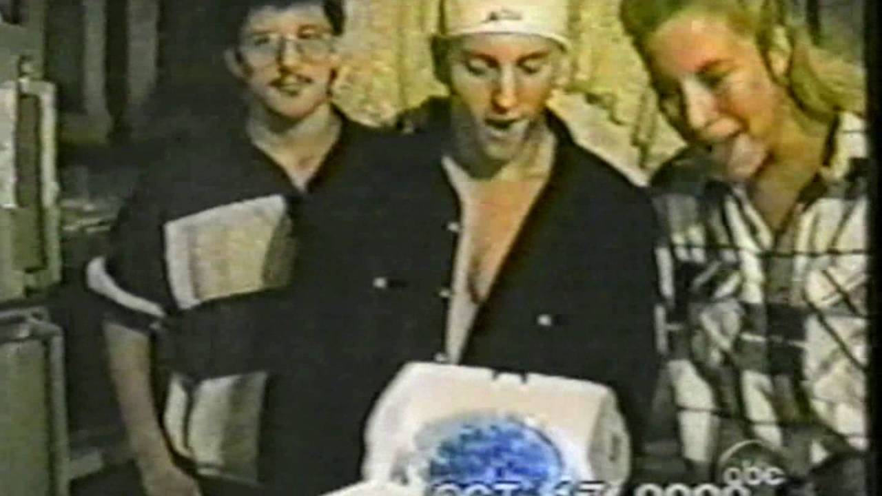 Eminem completa 44 anos de idade hoje / Vídeo de familiares cantando ...